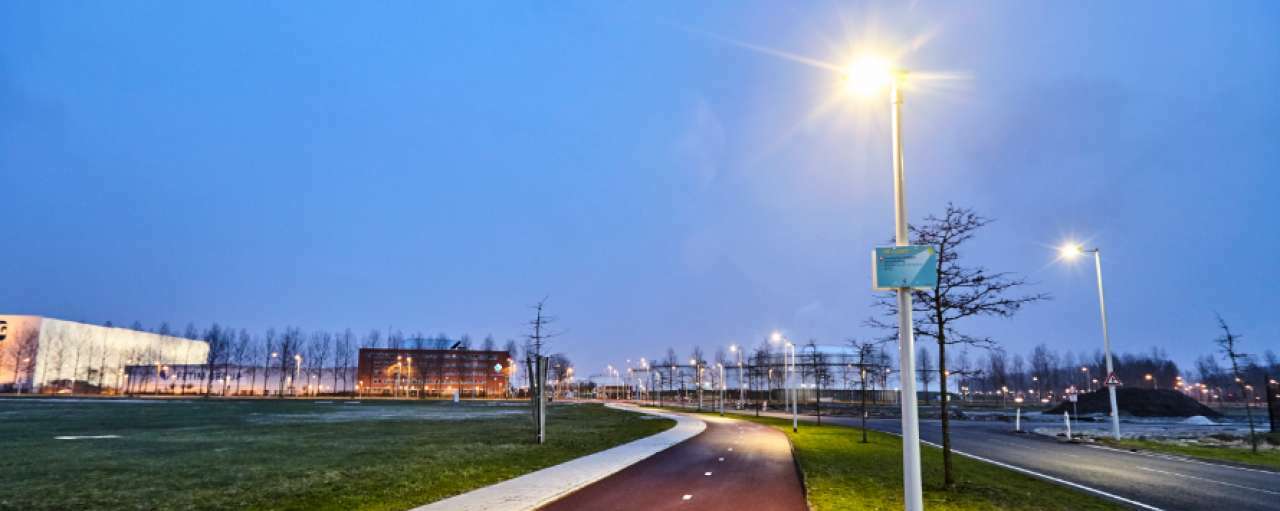 Zelfvoorzienende LED-lantaarns verlichten Amsterdams fietspad | Change Inc.