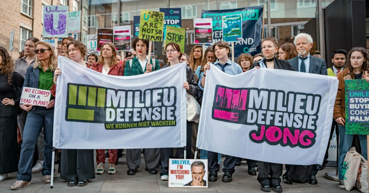 Met een bus vol Milieudefensie-activisten naar Unilever in Londen ...