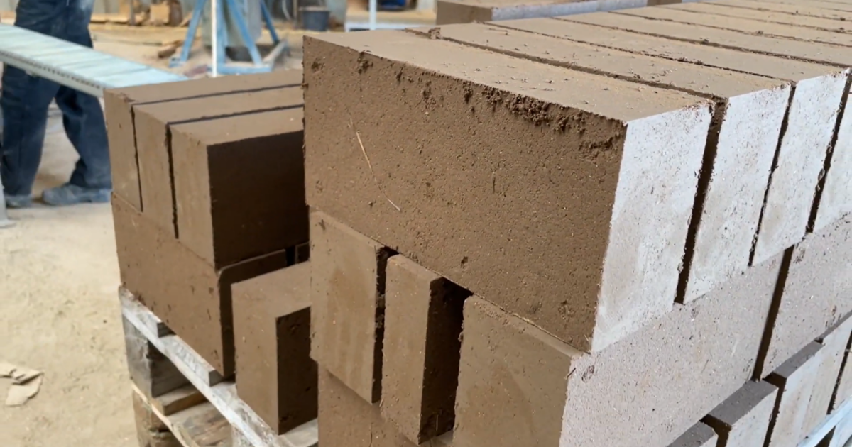 Deze ongebakken baksteen van koeienmest is sterker, goedkoper én ...