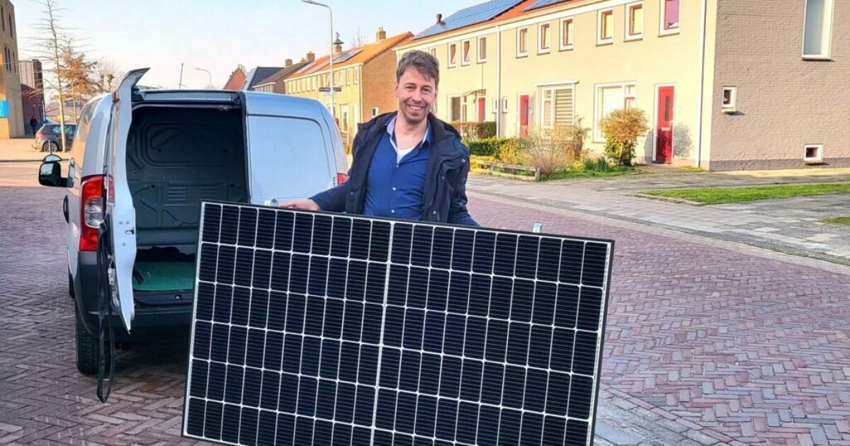 Verticale zonnepalen geven consumenten stroom via het balkon | Change Inc.