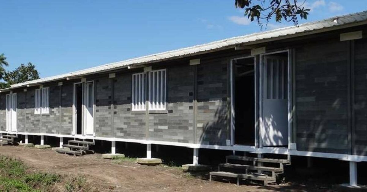 Colombianen bouwen huizen met lego-blokken uit plastic afval | Change Inc.