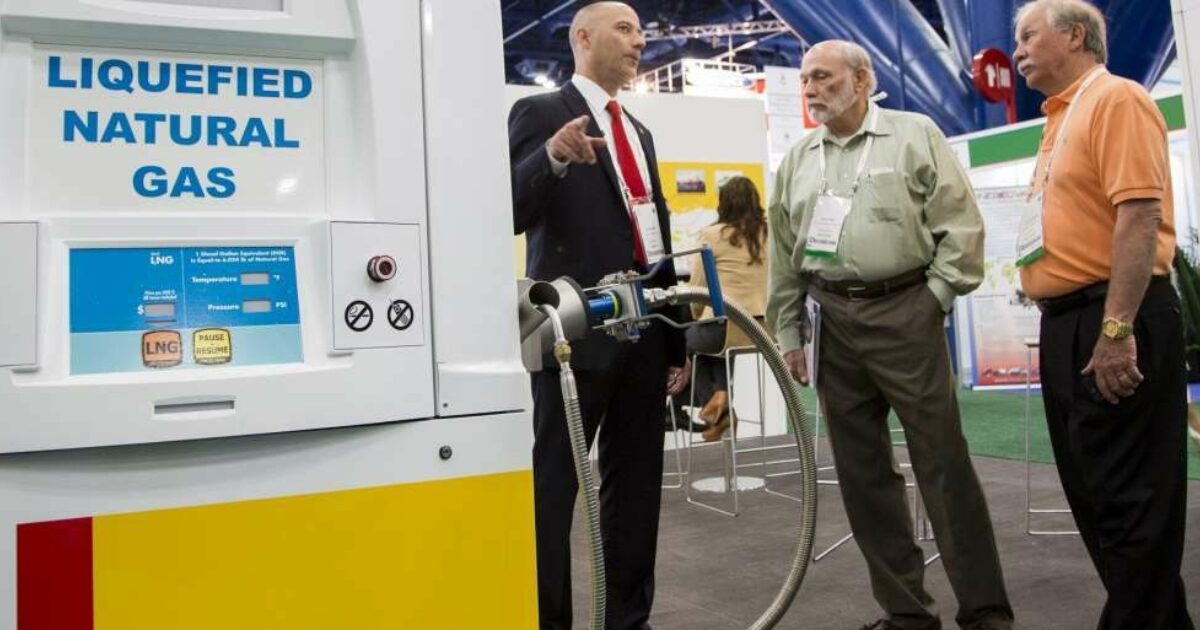 Trucks Albert Heijn tanken LNG bij nieuw Shell-pompstation | Change Inc.