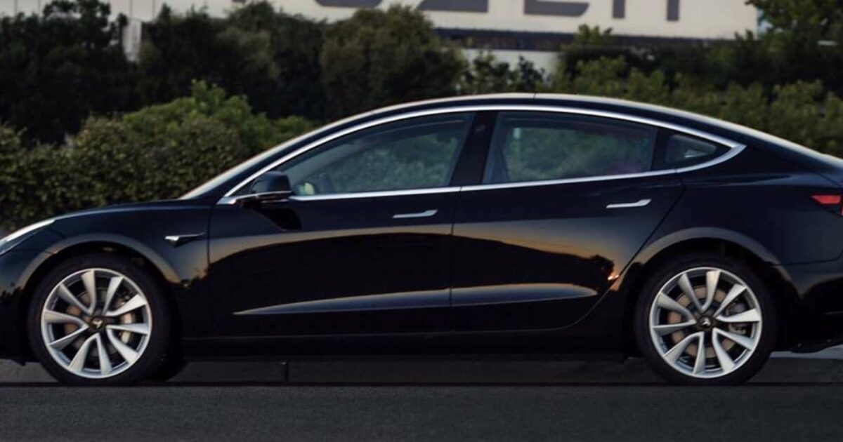 Elon Musk toont eerste beelden van marktklare Model 3 | Change Inc.
