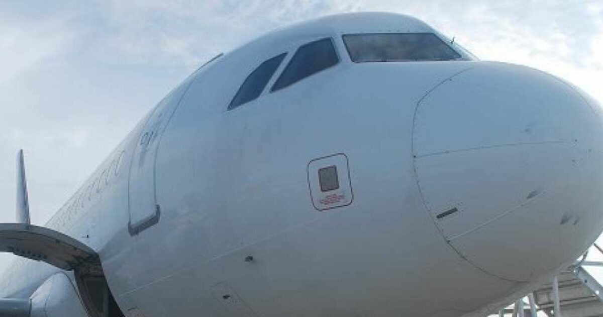 Mega-robot brandt vliegtuigen schoon met lasers | Change Inc.