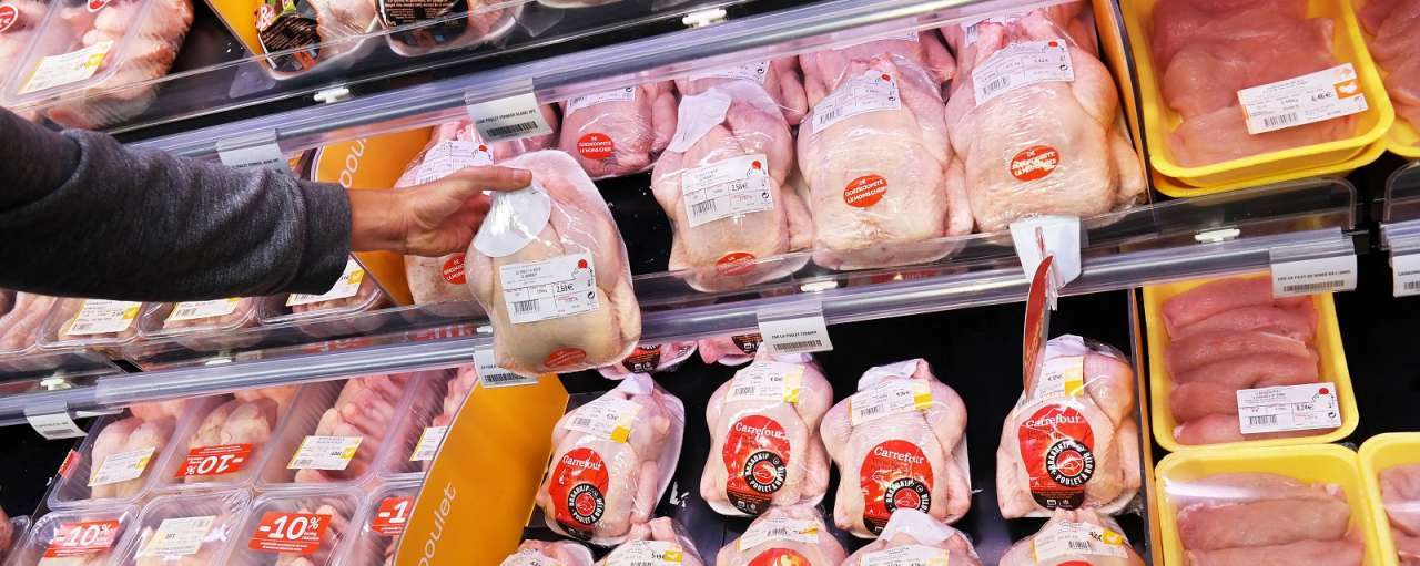 Carrefour verpakt vlees en kaas in bakjes van klant zelf | Change Inc.