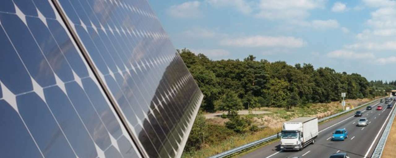 Duurzame snelweg wekt groene stroom op met geluidsscherm | Change Inc.